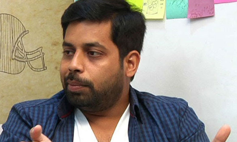 ఆర్‌జే హేమంత్ కారుకు ప్రమాదం.. లక్కీ ఎస్కేప్ | Rj hemanth escapes from ...