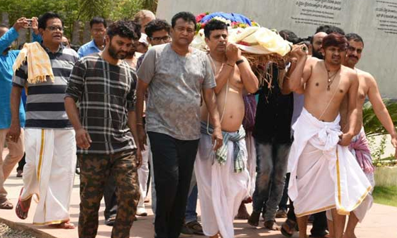 హాస్యనటుడు రాళ్లపల్లి అంత్యక్రియలు పూర్తి.. | Actor rallapalli venkata ...
