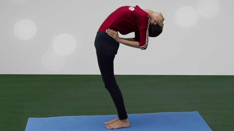 Ardha Chakrasana: వెన్నముక పని తీరు మెరుగుపరిచి.. ఛాతిని ధృడంగా చేసే ...