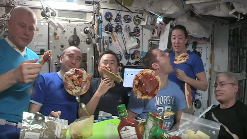 Pizza In Space: వ్యోమగాములు పిజ్జా తినడానికి ఎంతలా కష్టపడతారో తెలుసా ...