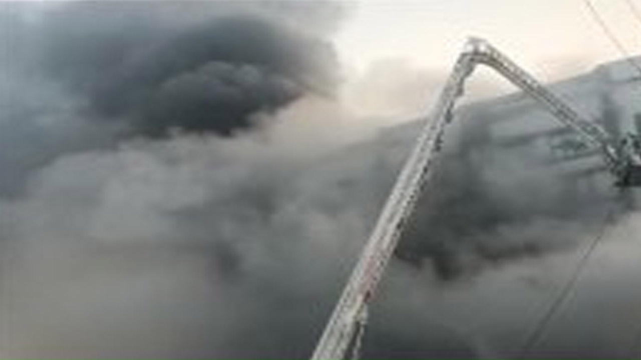 Surat Fire Accident: సూరత్‎లో అగ్నిప్రమాదం.. ఐదు అంతస్తుల భవనంపై నుంచి ...