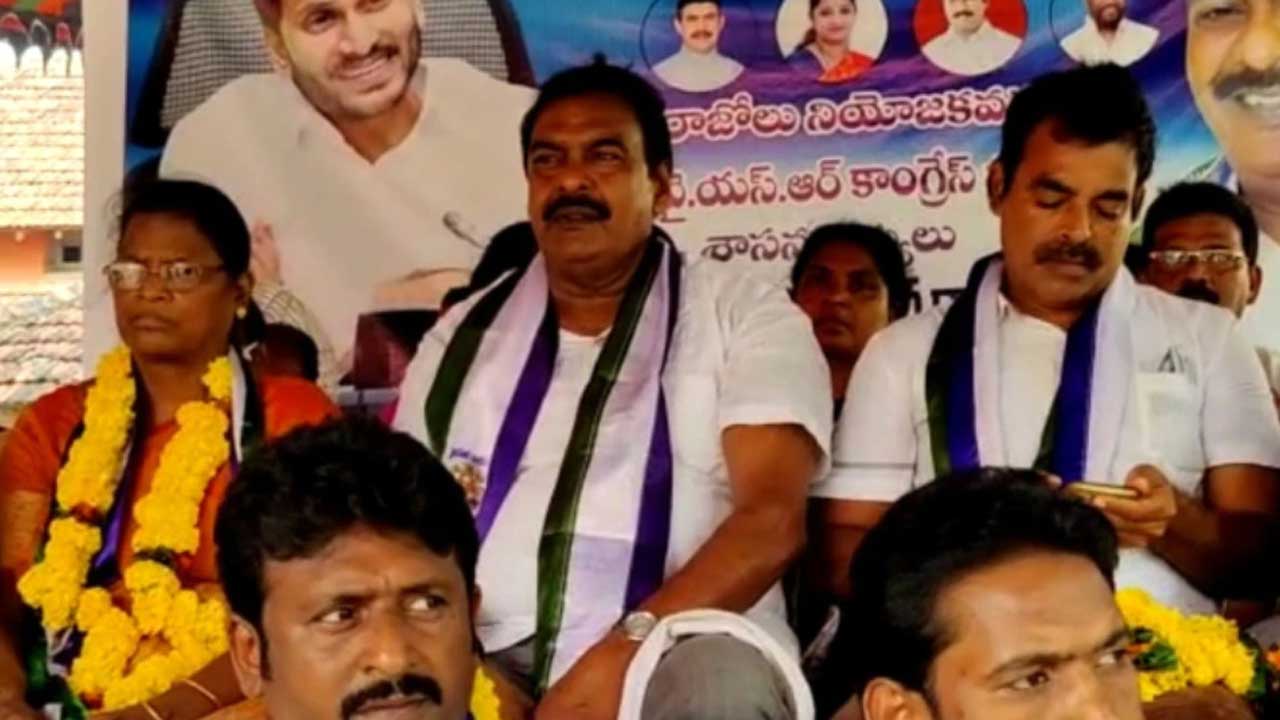 Rapaka Vara Prasada: జనాగ్రహ దీక్షలో వైసీపీ కండువాతో జనసేన ఎమ్మెల్యే ...