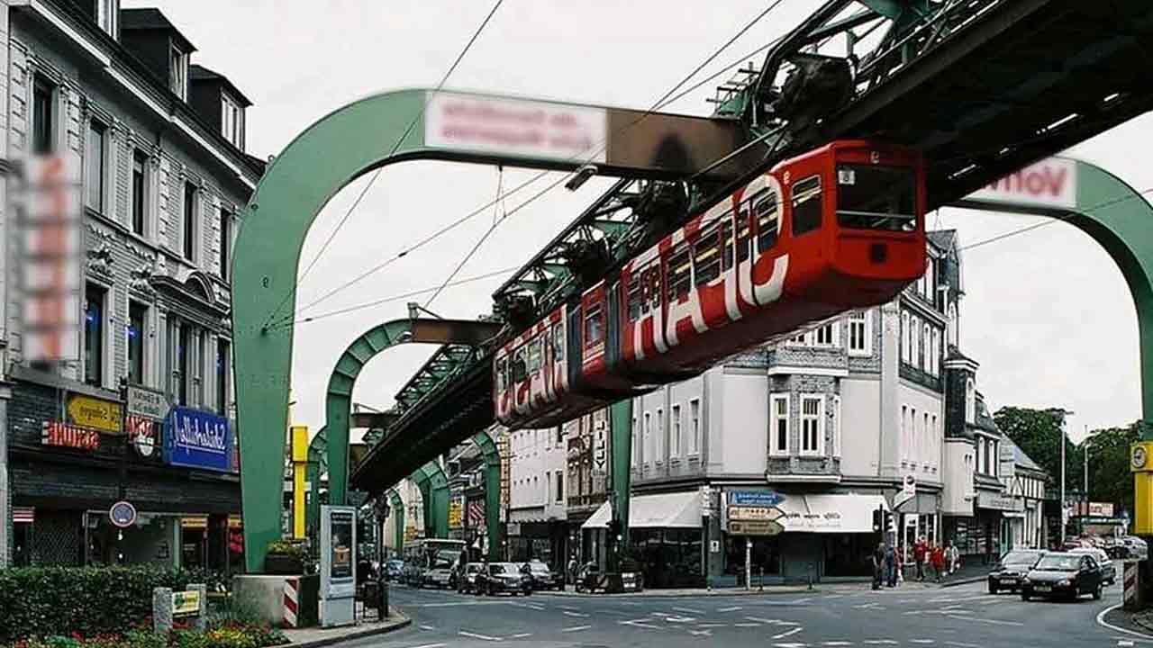 పట్టాలపై కాకుండా కింది నుంచి వెళ్లే రైళ్లను ఎప్పుడైనా చూశారా ?.. గాల్లో ...