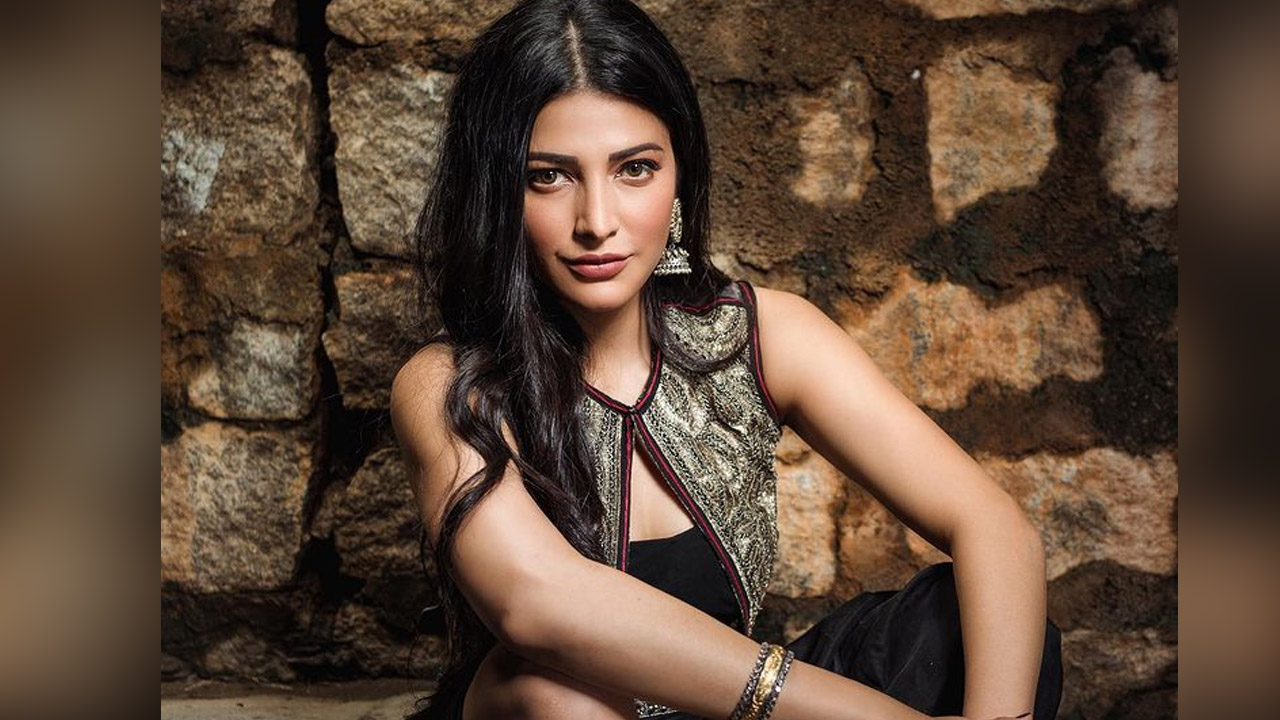 Shruti Haasan: చిల్ అంటూ తెగ ఎంజాయ్ చేస్తోన్న శ్రుతి హాసన్.. జంప్‏సూట్‏లో స్టెప్పులేస్తున్న ...