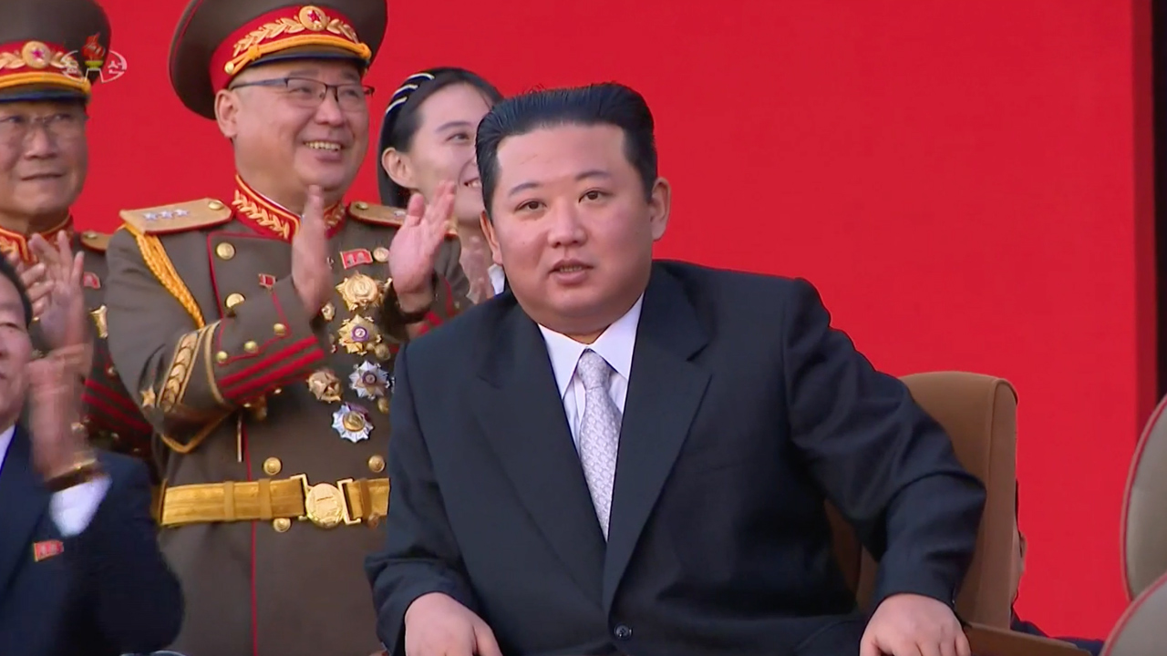 Kim Jong Un: తొలిసారి తన కూతురుని ప్రపంచానికి చూపించిన కిమ్.. చేతిలో ...