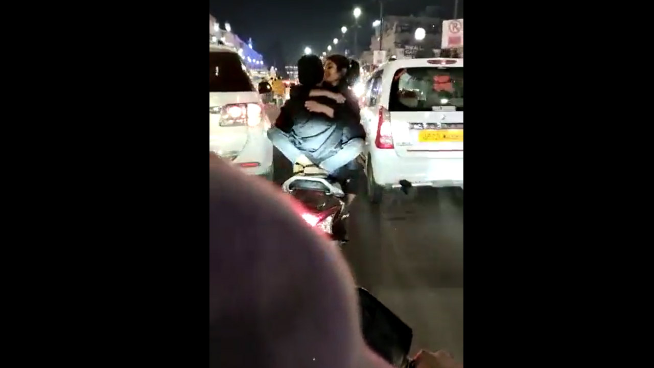Watch Video: హవ్వా! నడిరోడ్డుపై రెచ్చిపోయిన లవర్స్.. వీడియో చూస్తే మైండ్ బ్లాంకే.. | Lucknow ...