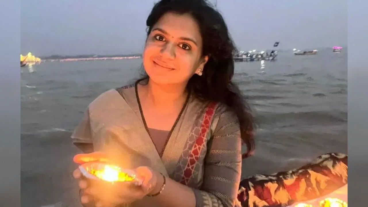 IAS Success Story: భర్త ప్రోత్సాహంతో లక్షల జీతం ఉద్యోగానికి గుడ్ బై ...